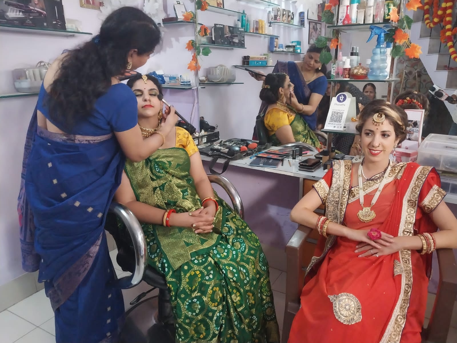 Women seen in beauty parlor, foreign tourists also got makeup done ...