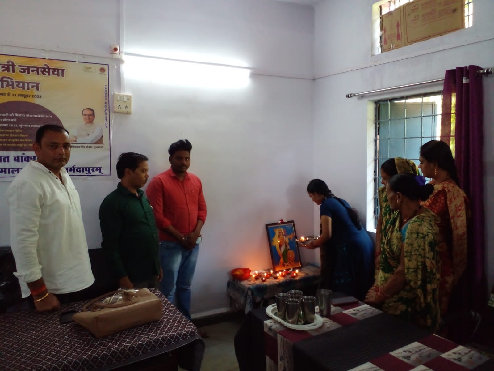 Communicated with children in Bankakhedi of Seoni Malwa, gave gifts ...