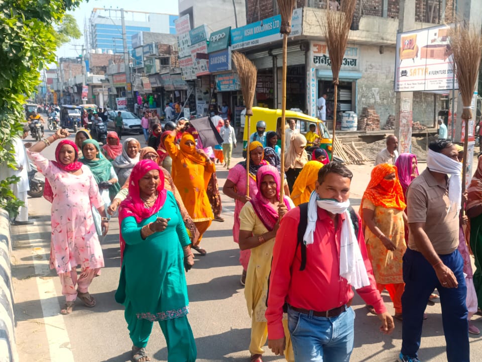 Broom demonstration of sweepers in Jind, Diwali festival black. | जींद में सफाई कर्मियों का ...
