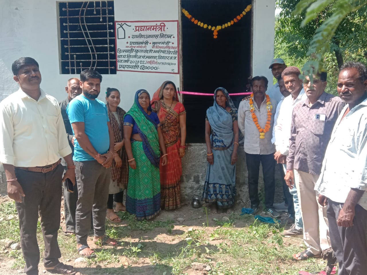 Beneficiaries of Pradhan Mantri Awas Yojana got benefits in Manawar ...