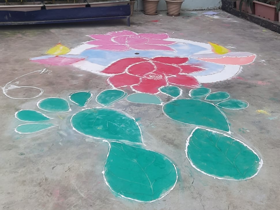 Girls took part in Mehndi-Rangoli competition, winners were rewarded ...