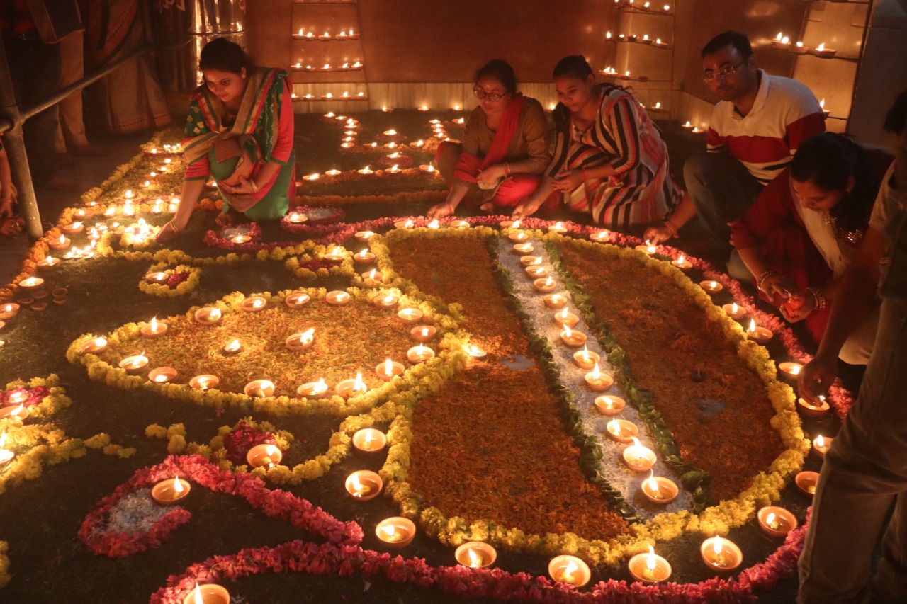 Deep donation done at Shri Krishna's birthplace, | वृंदावन में भगवान ...