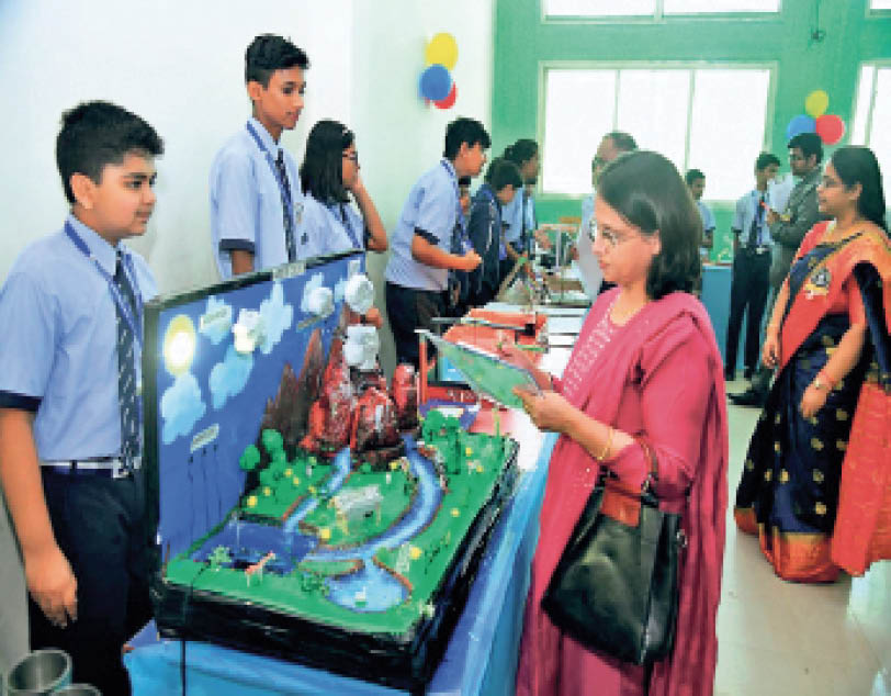 Exhibition on the theme of Bharat Darshan, children put on one stage ...