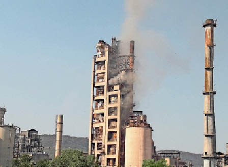 The fire that broke out due to heat leakage in the cement factory, the ...