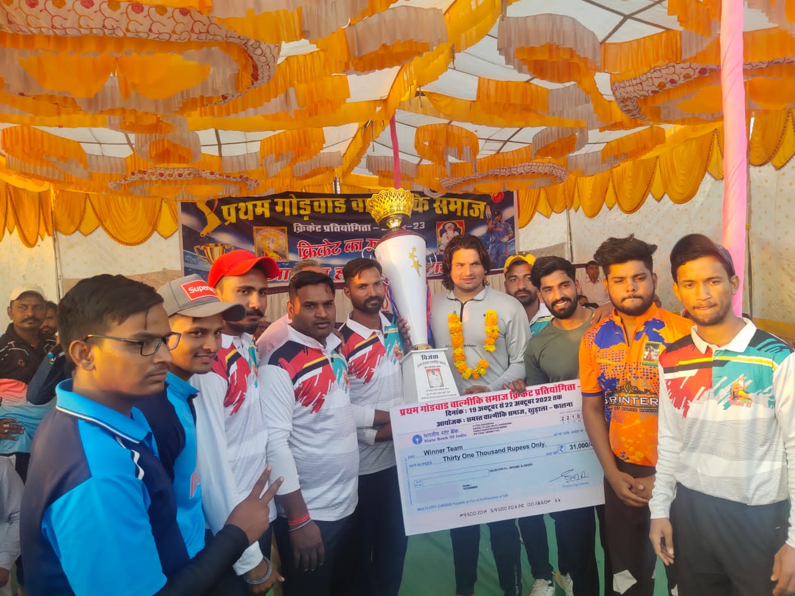 Khuda Falna won the final match, honored the players with memento ...