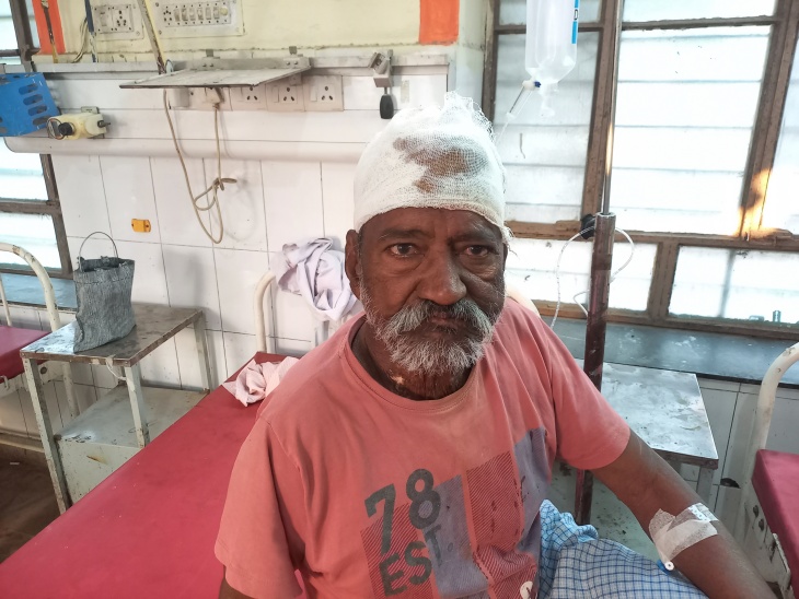 Drunk son beat up, hospitalized in critical condition | चार्जर नहीं ...