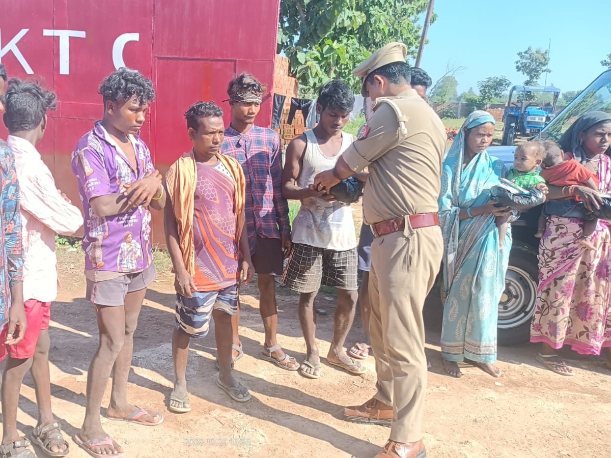 SP celebrated Diwali with elders by reaching old age ashram | एसपी ने ...