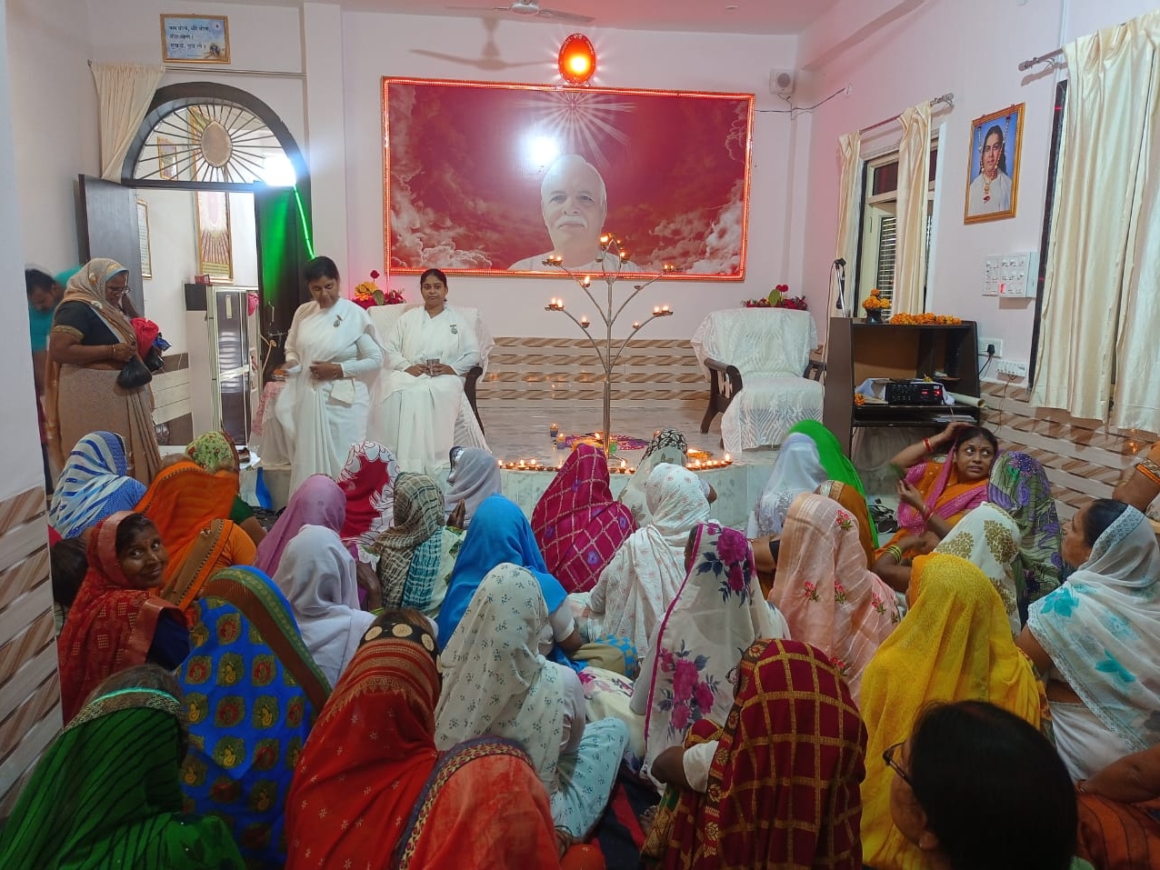 Brahmavats performed the aarti of Shiv Baba with a lamp in their hands ...