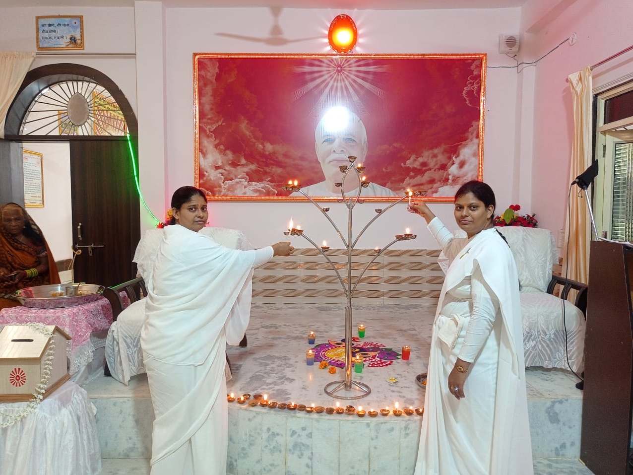 Brahmavats performed the aarti of Shiv Baba with a lamp in their hands to maintain world peace ...
