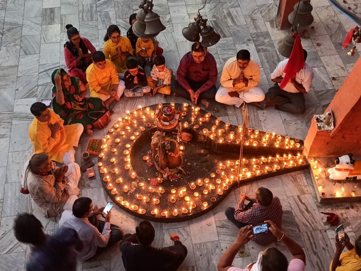 Celebrated Deepotsav, people lit a lamp and performed Baba's aarti ...