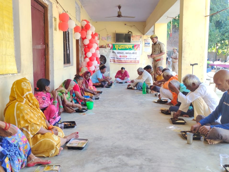SP celebrated Diwali with elders by reaching old age ashram | एसपी ने ...