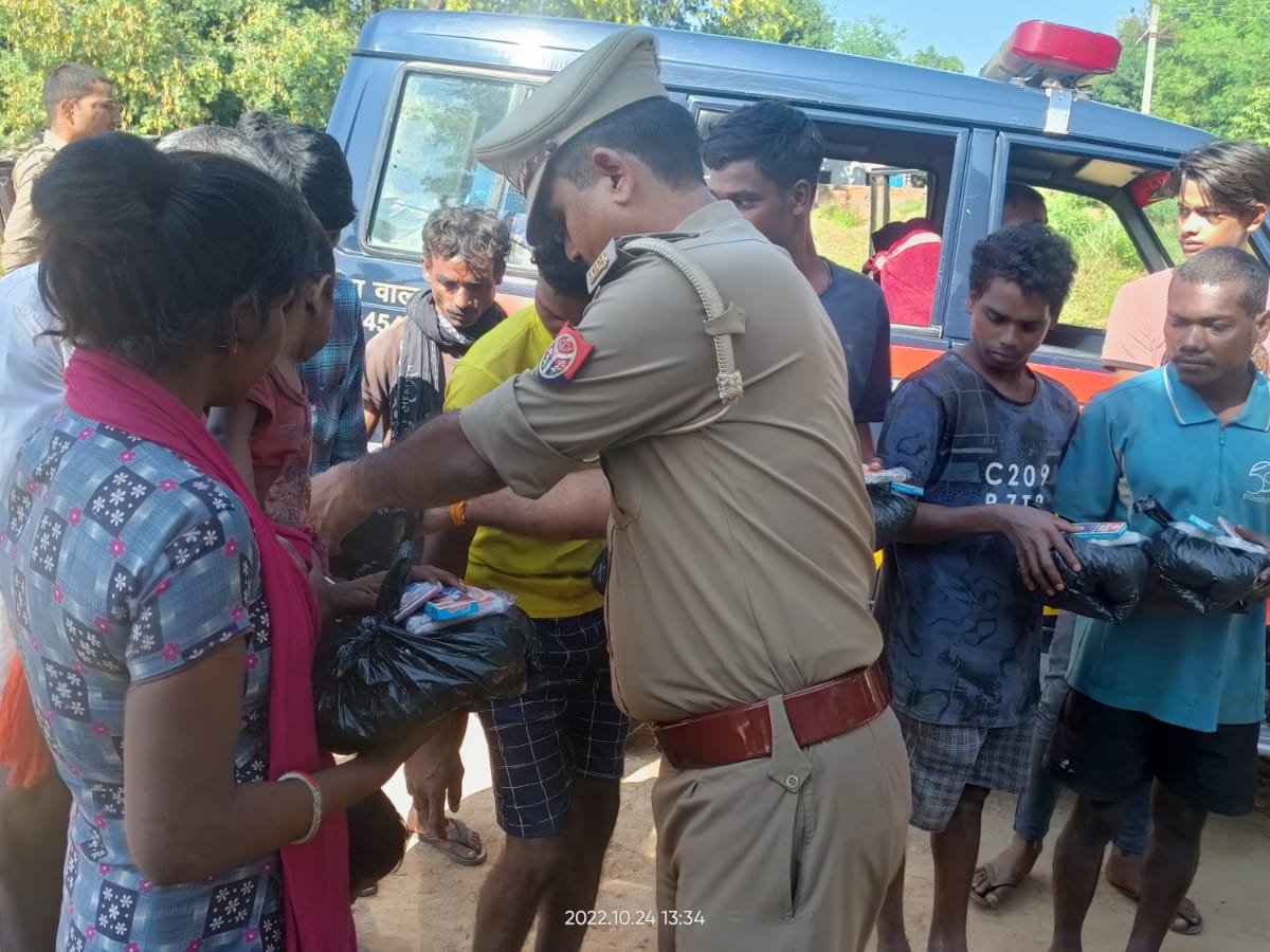 SP celebrated Diwali with elders by reaching old age ashram | एसपी ने ...