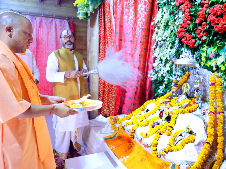 Worshiped and circumambulated in Hanumangarhi, met the saints of ...