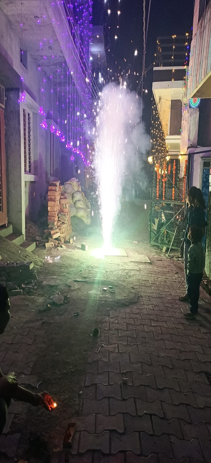 Fireworks lasted till late night, the enthusiasm of making Rangoli was ...