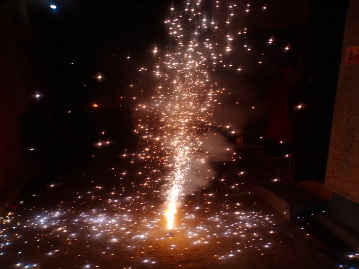 Fireworks lasted till late night, the enthusiasm of making Rangoli was ...