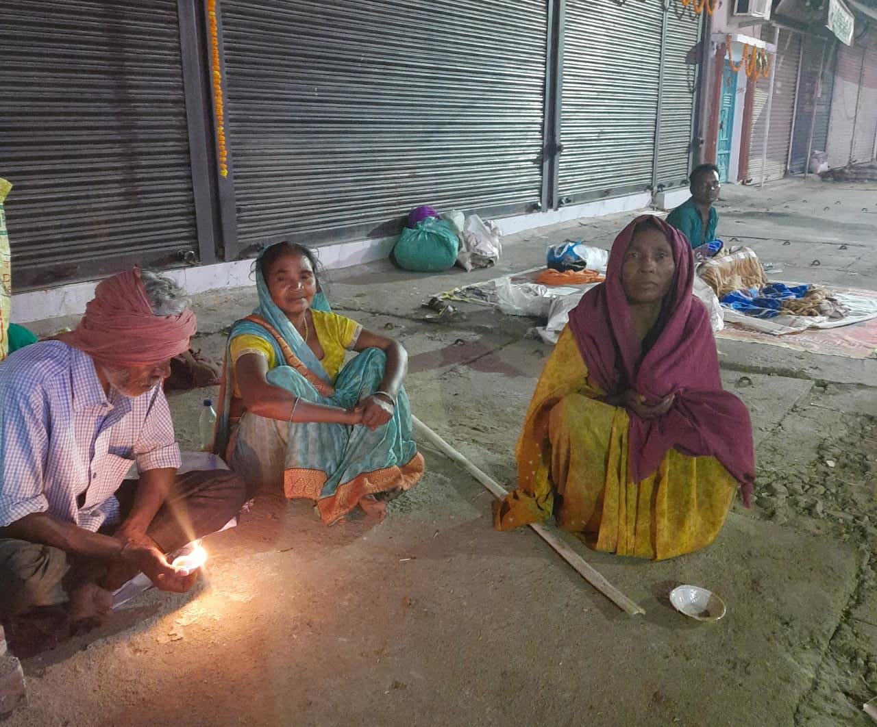 Labor family of Rewa Madhya Pradesh forced to live in open sky.kanpur ...