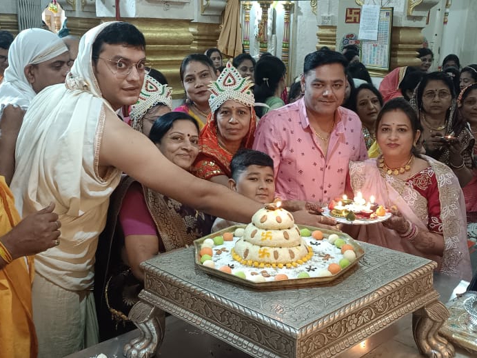 Nirvana Ladoo offered by worship, Abhishek and Aarti, special worship was done in various Jain ...