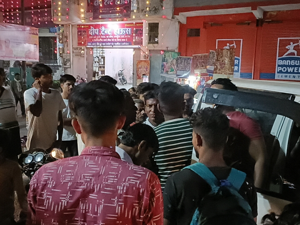 Fighting among drivers, crowd of people gathered after the uproar ...