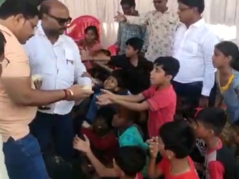 पटाखा कपड़े खिलौने और मिठाईयों गरीब बच्चों को बांटी रोटरी डायमंड और