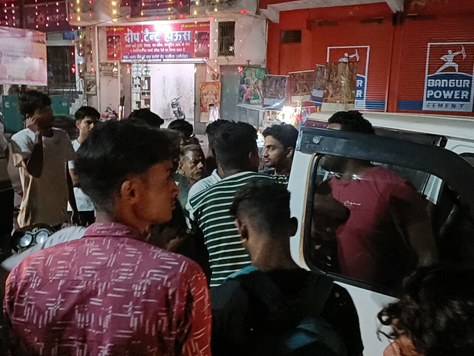 Fighting among drivers, crowd of people gathered after the uproar ...