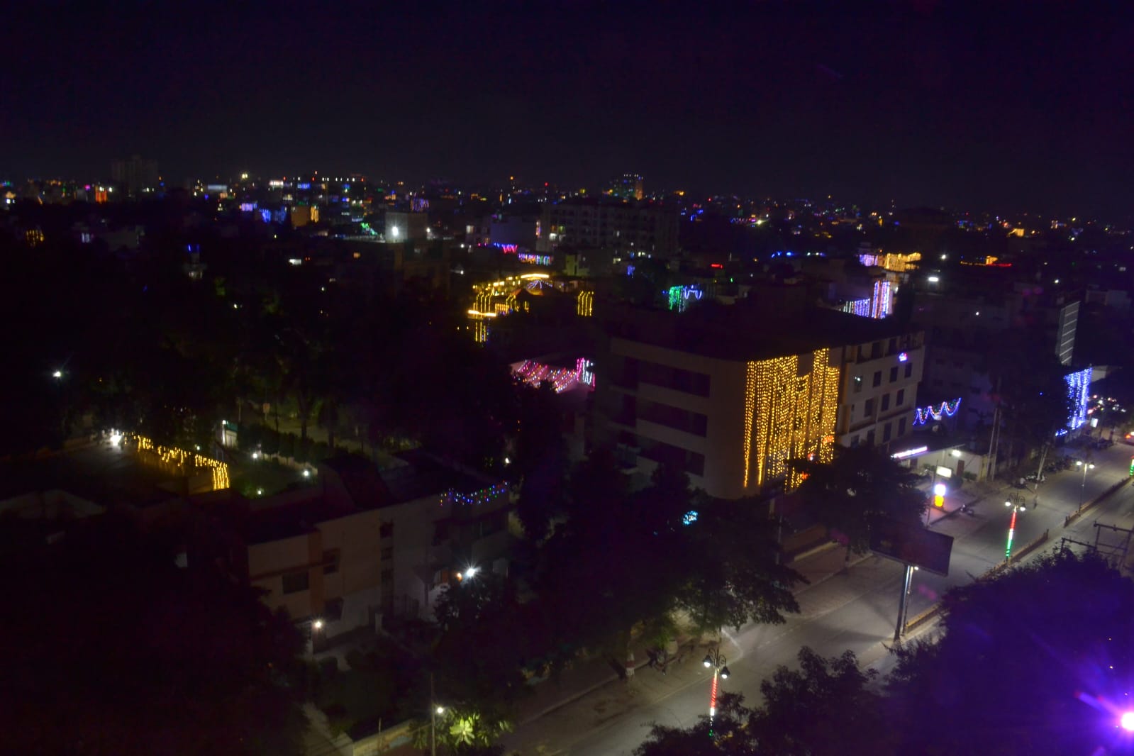 बाबा विश्वनाथ की नगरी में अमावस्या की रात में सतरंगी रोशनी ने पूर्णिमा ...