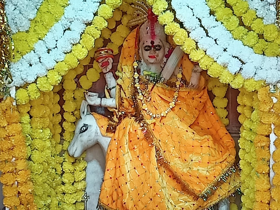 Devotees who came for darshan got prasad | शीतला माता मंदिर में सजाई 56 ...