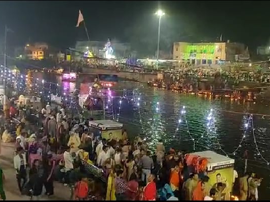 Devotees visited Kamtanath in Chitrakoot and did Pradakshina, Mata ...