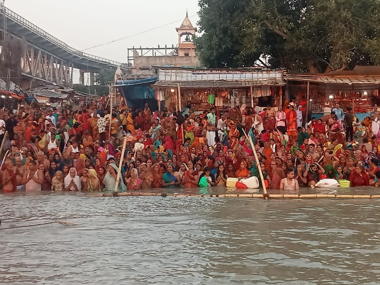 Crowd of devotees gathered at Simaria Ghat of Begusarai | सूर्य ग्रहण ...