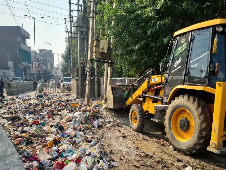 Hisar Municipal Corporation Worker Strike Garbage puncture JCB Tractor ...