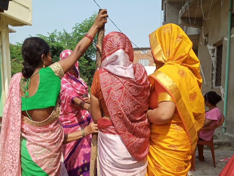 बहनों ने लगाया पिड़िया, 27 साल बाद दीपावली के तीसरे दिन हुई गोवर्धन ...