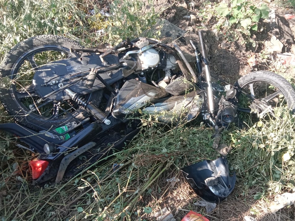 हादसे में बाइक चालक का पैर कटकर हुआ अलग गंभीर घायल का उपचार जारी The Bike Drivers Leg Was