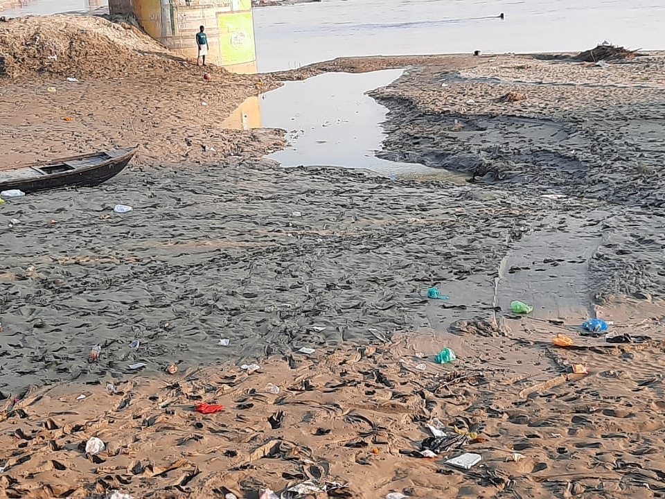 Drain water reaching the ghats directly in Unnao, hurting people's ...