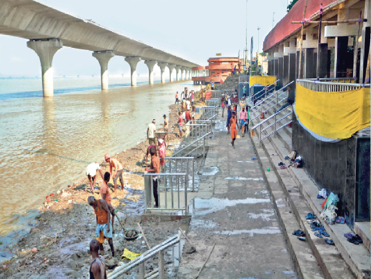 Water on the approach road of Collectorate, Mahendru and Bansghat ...