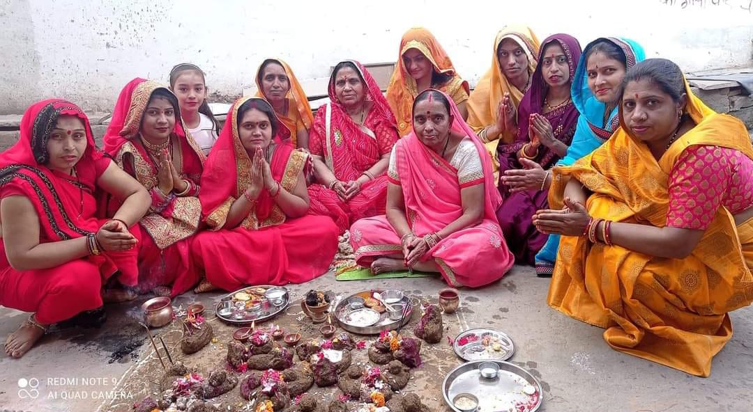 Women worshiped livestock by making Govardhan mountain on Padwa in ...