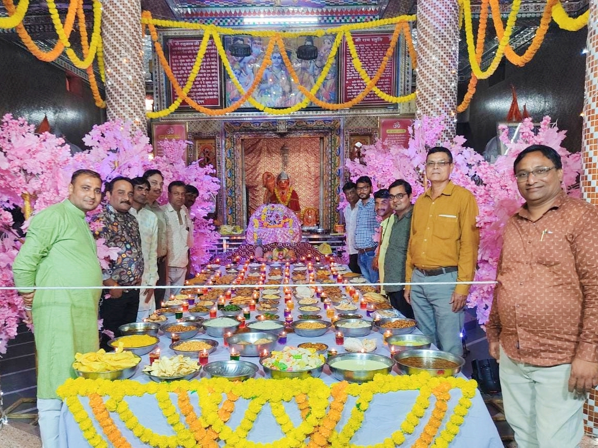 Tableaux decorated 56 bhog in the temple, crowd of devotees gathered ...