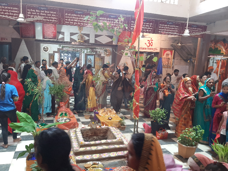 56 Bhog offered to God in Annakoot, devotees circumambulate Govardhan ...