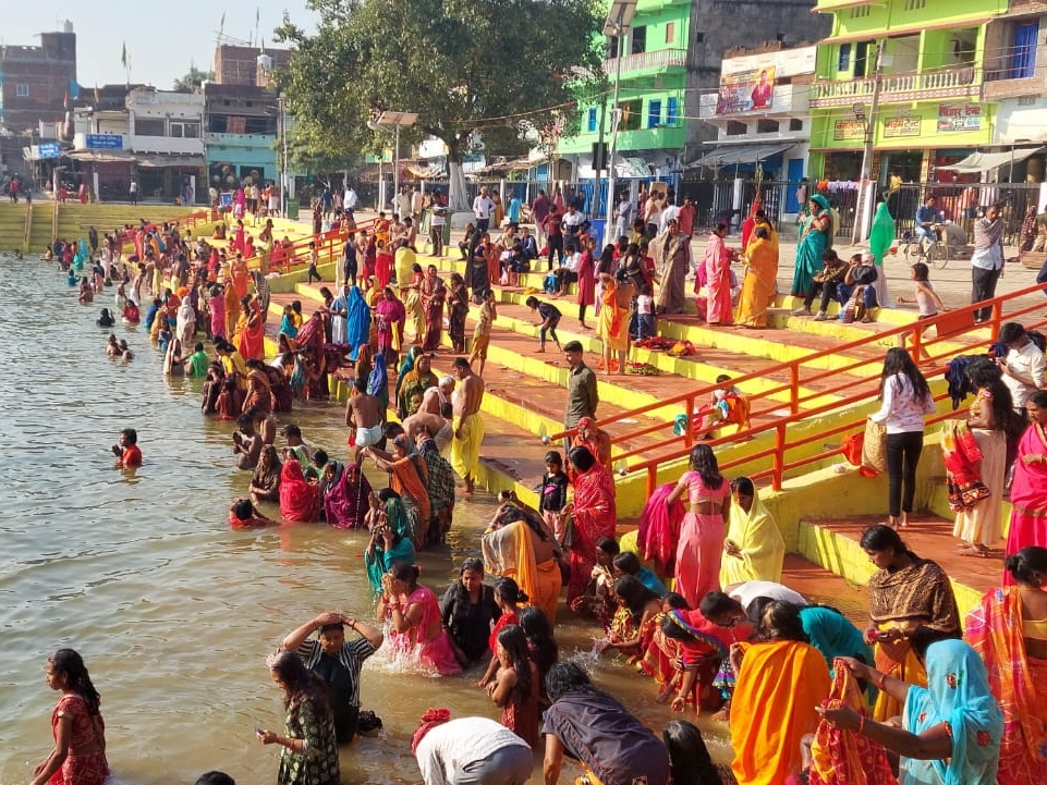 Devotees thronged to bathe in Suryakund pond | नहाय-खाय के साथ चार ...
