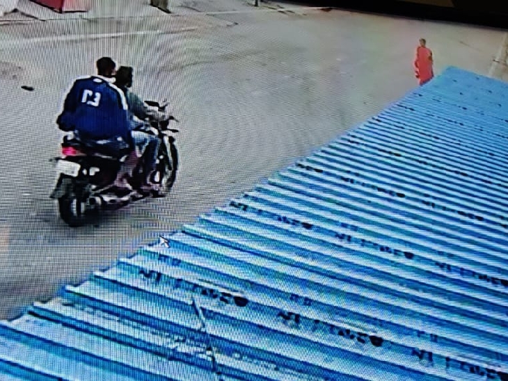 The miscreants ran away after snatching the chain from the neck of the ...