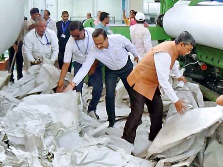 Waste paper is sorted and taken into paper production by making pulp ...