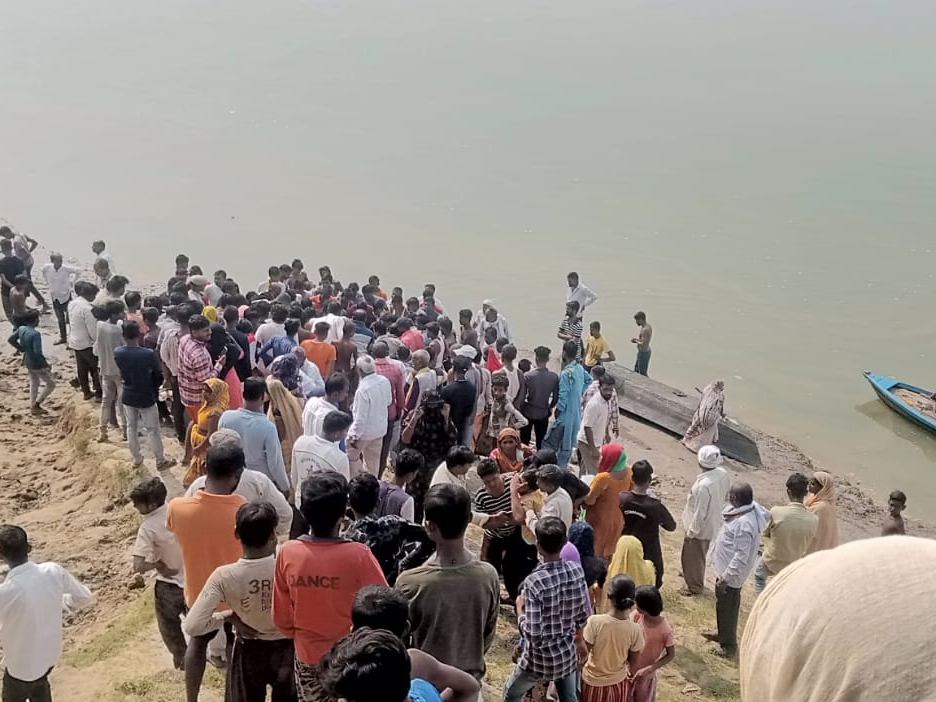 There is an incident of Iradatganj Yamuna Ghat of Ghurpur police ...