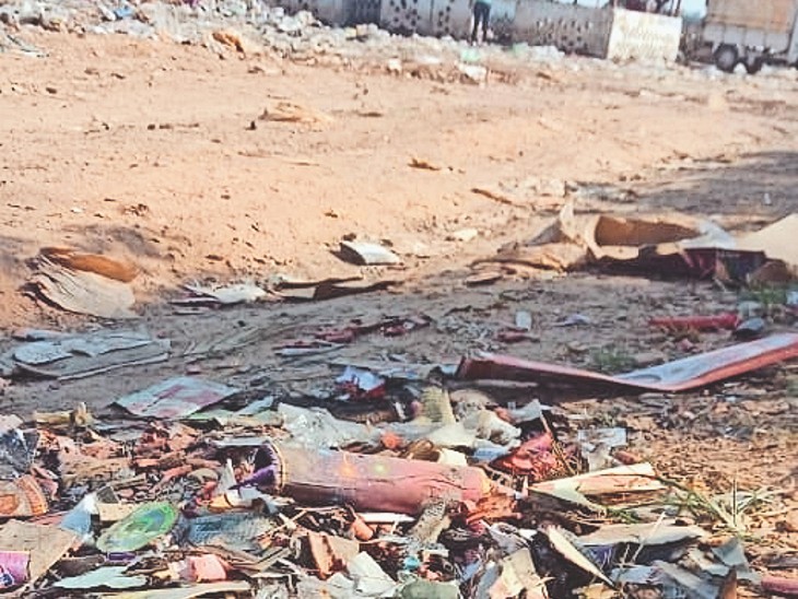 Was to be buried in the ground, the waste of firecrackers came out on ...