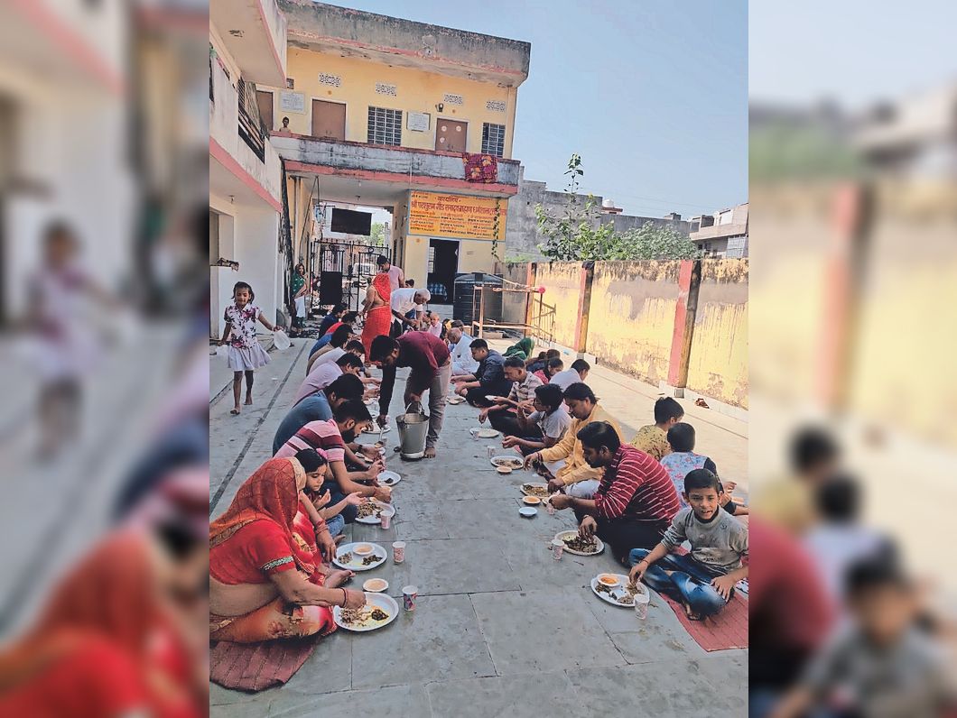 Hundreds of devotees got pangat prasad in Annakoot and affection ...