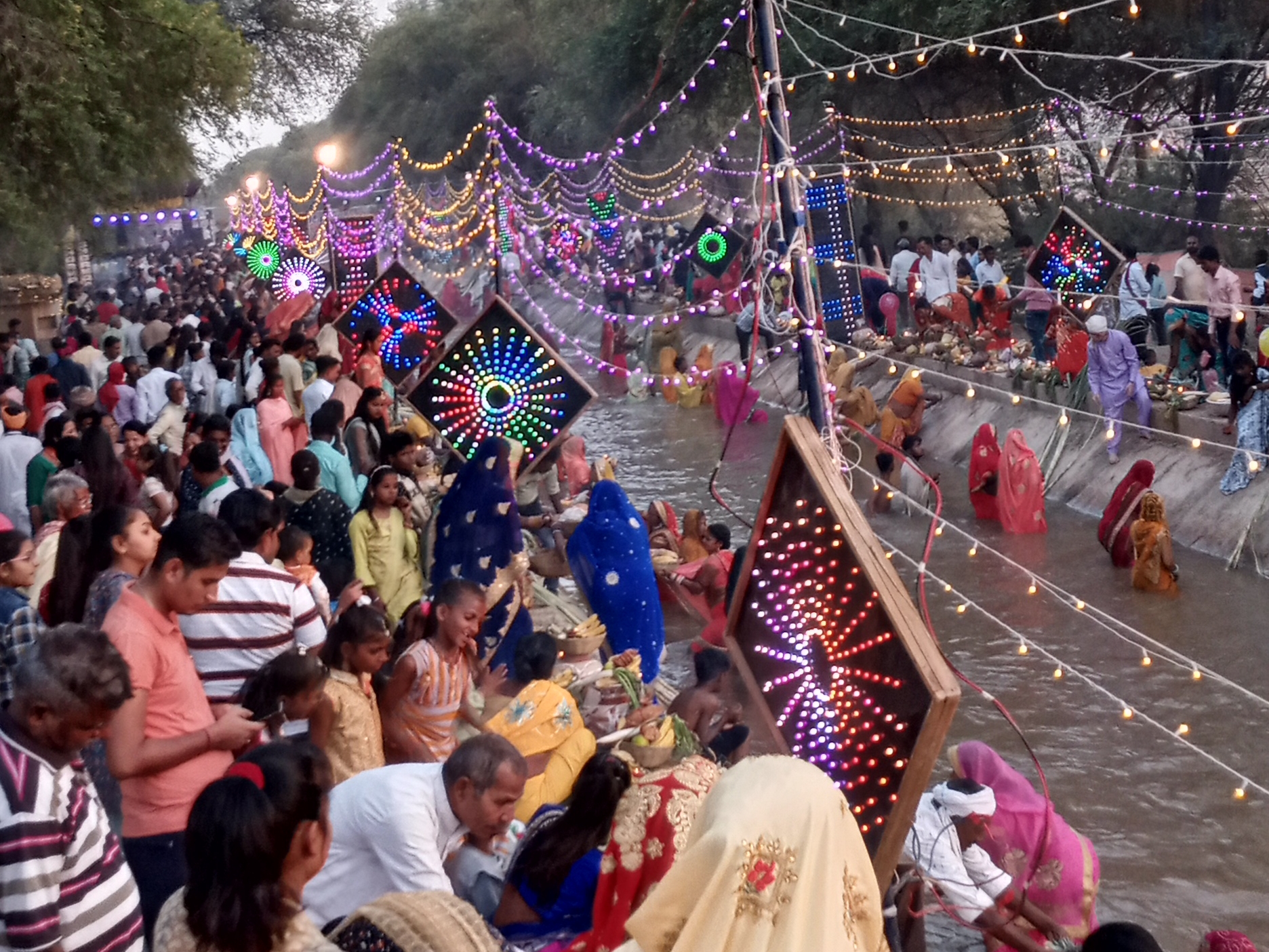 People of Purvanchal community worshiped the setting sun, celebrated ...