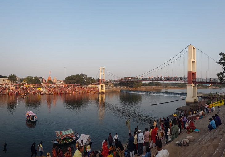 महादेव घाट पर संध्या आरती में शामिल हुईं राज्यपाल, डूबते सूर्य को ...