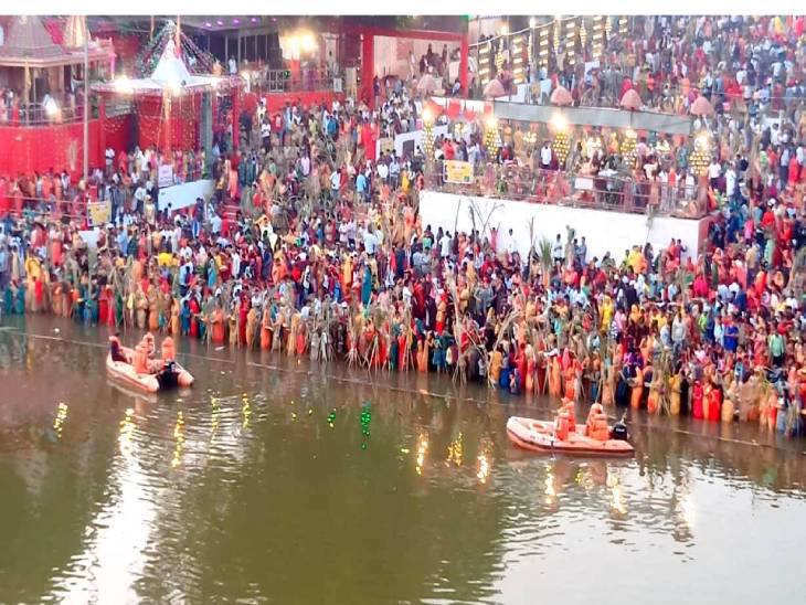 Seek blessings from Sun God on Chhath in Varanasi; Women said - Chhath ...