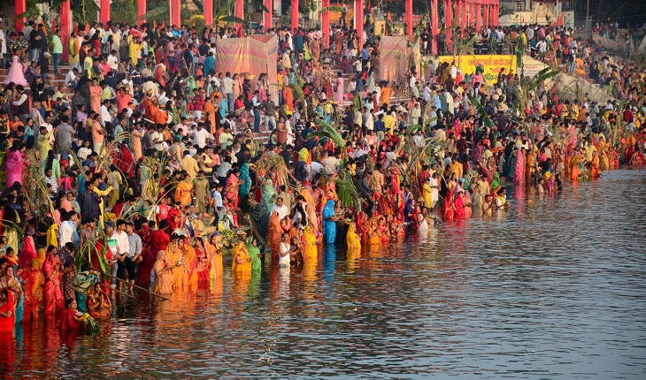महादेव घाट पर संध्या आरती में शामिल हुईं राज्यपाल, डूबते सूर्य को ...