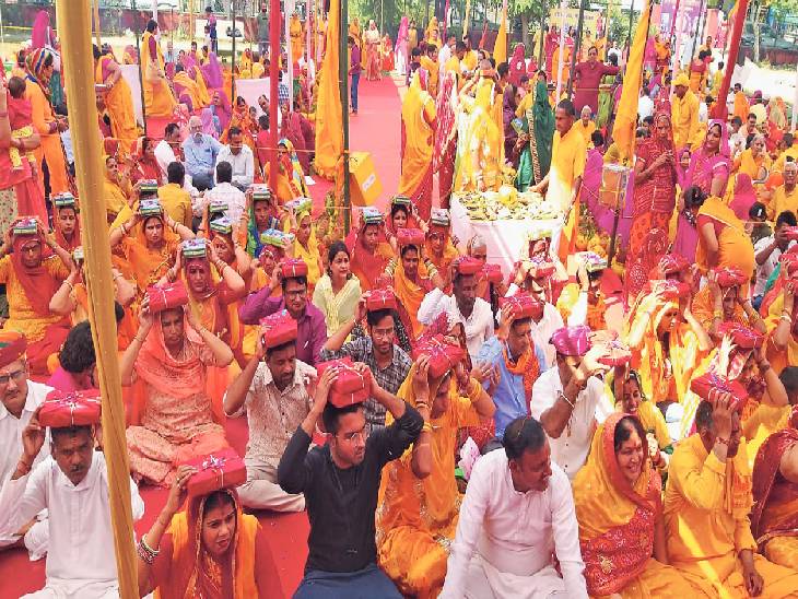 251 people circumambulated by keeping the scriptures on their heads ...