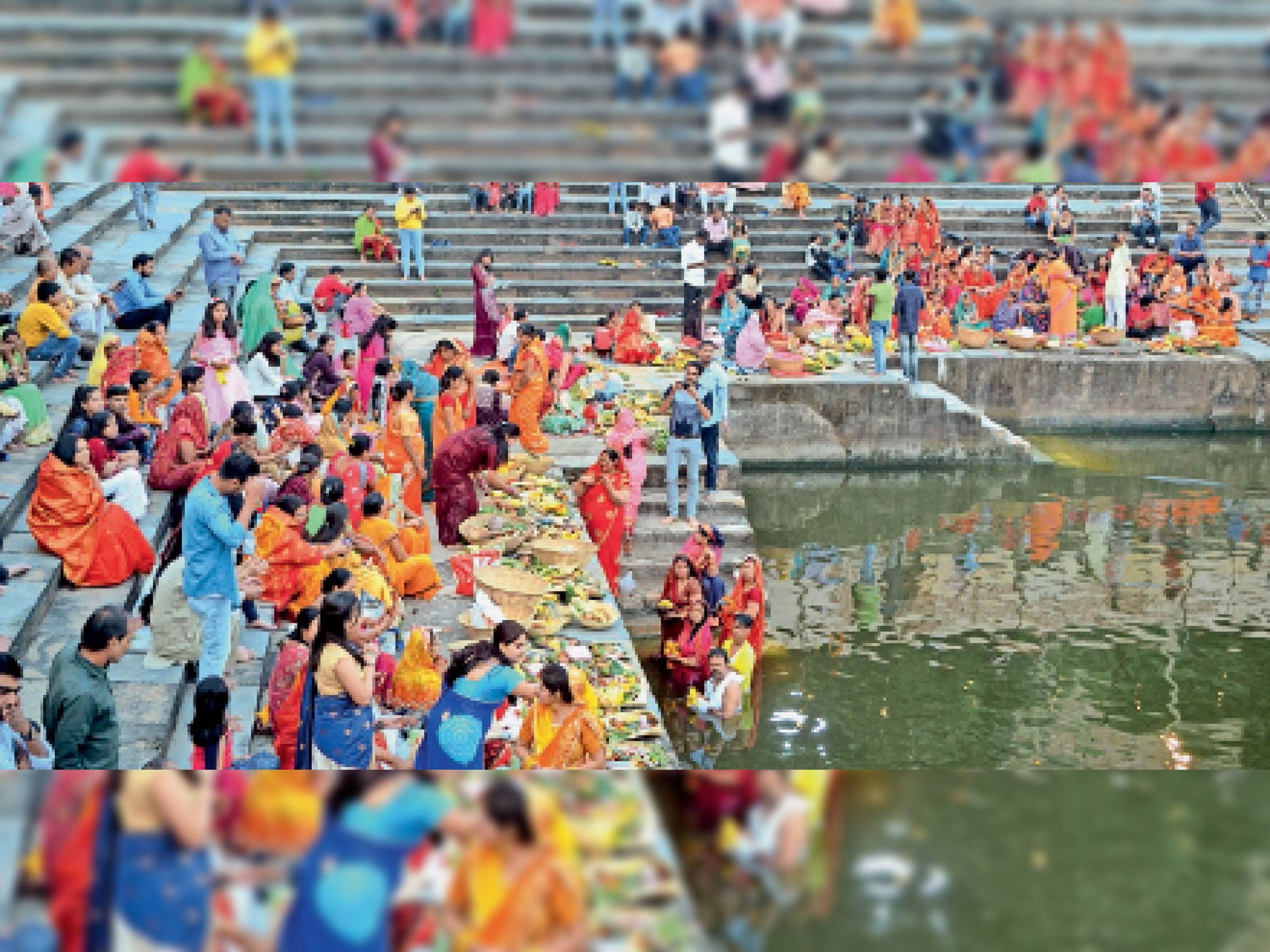 Chhath Puja on Sagar Pond, Arghya offered to the Sun while standing in ...