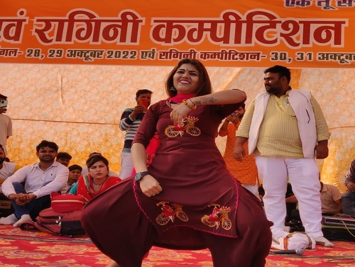 On the second day of Ragini Competition in Muzaffarnagar, people danced ...