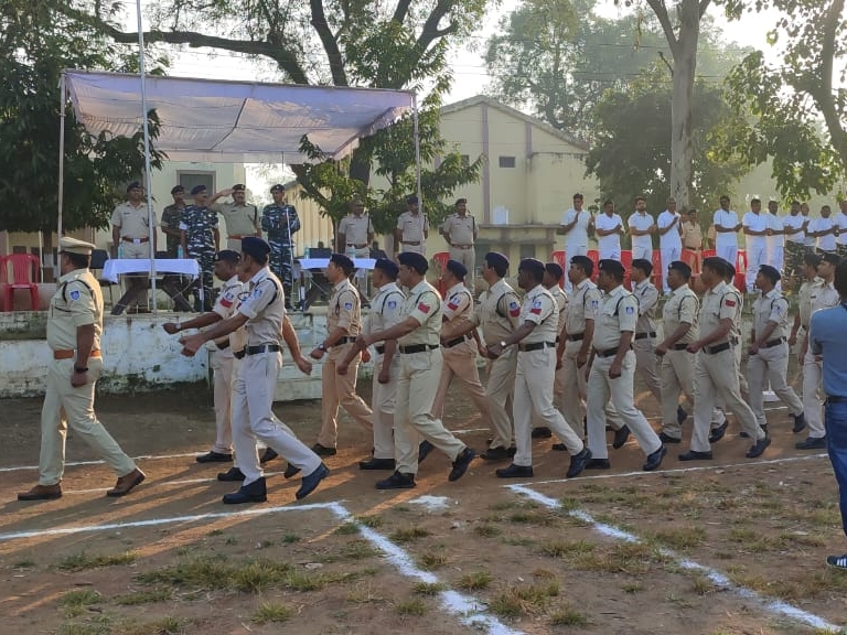 March past held in Mandla police line, oath of unity taken in all ...